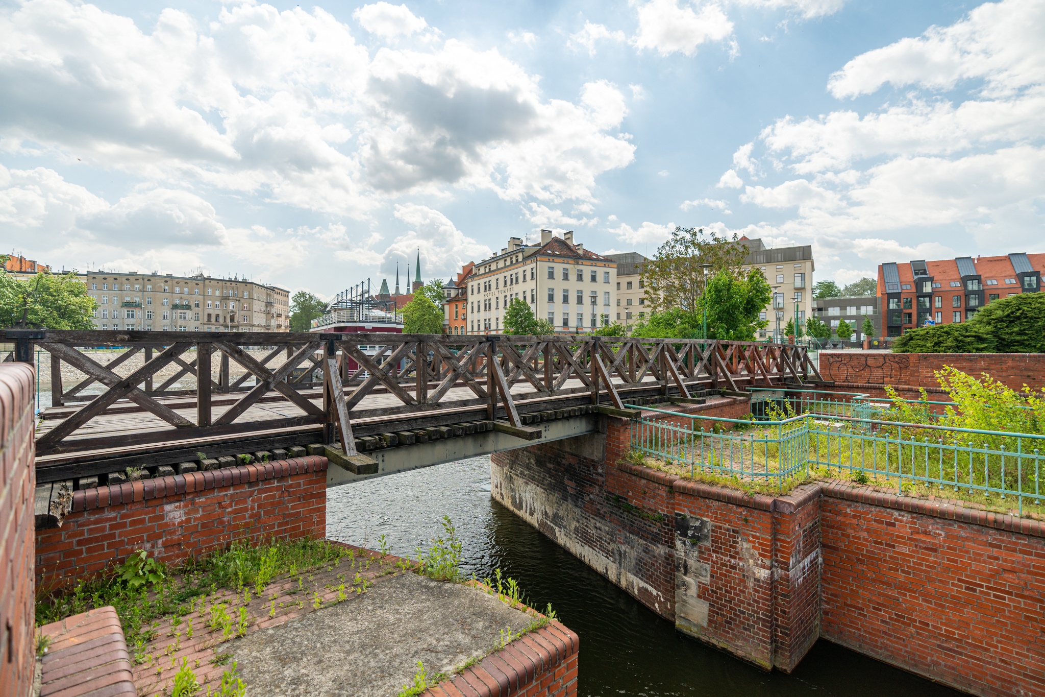 Wysłużony most św. Klary odzyska dawny blask. | WrocławTV